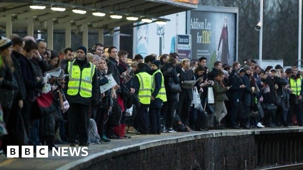 Train delays: Who is in charge of the railways? - BBC News