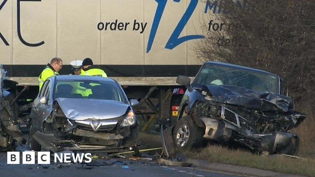 Dashcam captures drink-drive crash in Mepal - BBC News