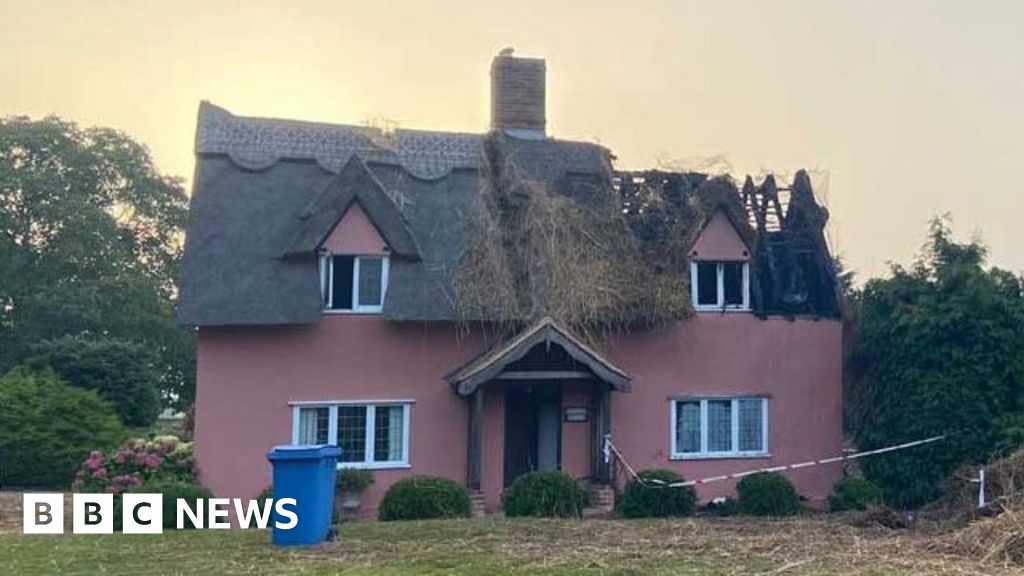 Glemsford: About 80 firefighters tackle thatched roof fire - BBC News