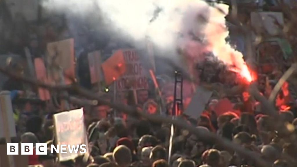 Panama papers: Protesters call for Icelandic PM's resignation - BBC News