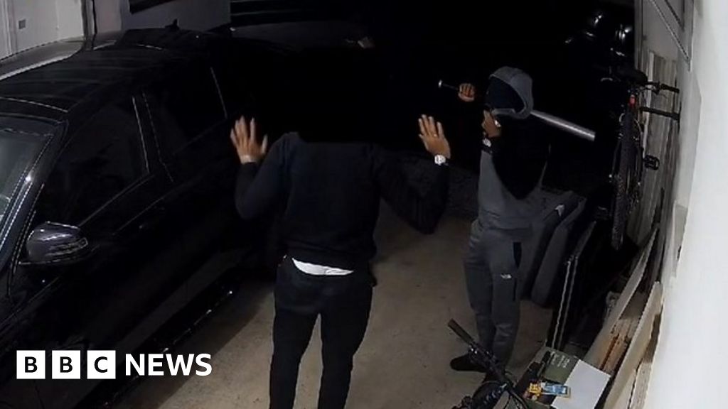 CCTV of Arsenal star Gabriel fending off baseball bat robber - BBC News