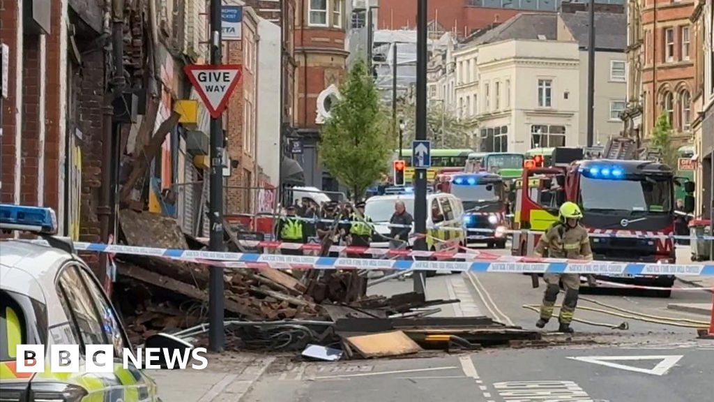 Kirkgate: Derelict building collapse prompts road closures - BBC News