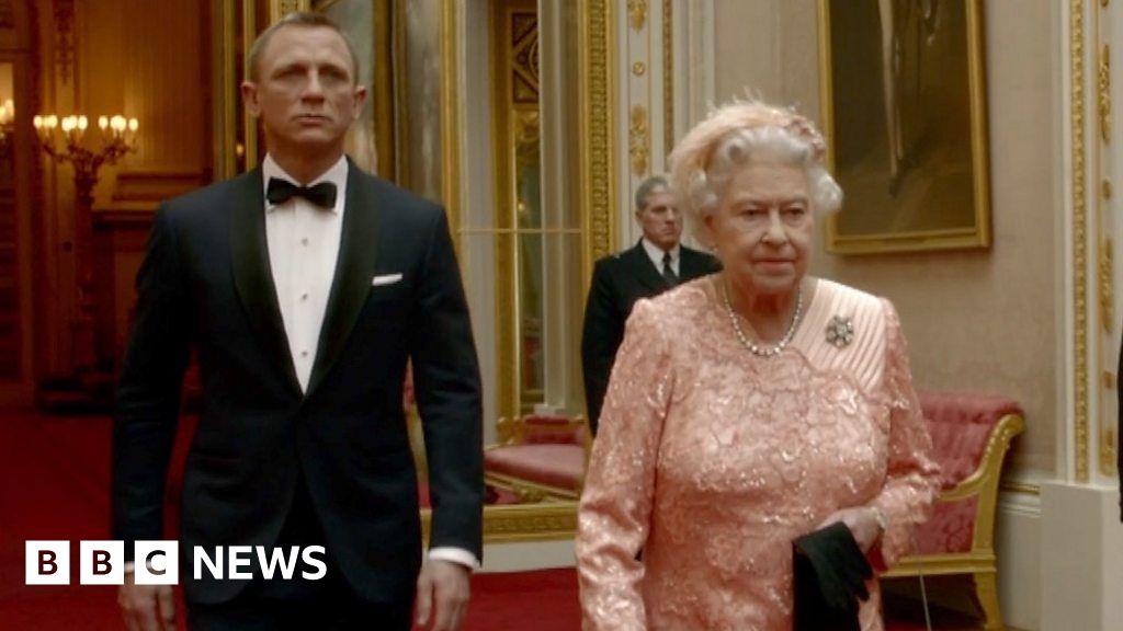 'Good evening Mr Bond': When the Queen met 007 - BBC News