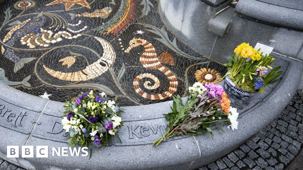 'Private remembrance' for Dunblane 25th anniversary - BBC News