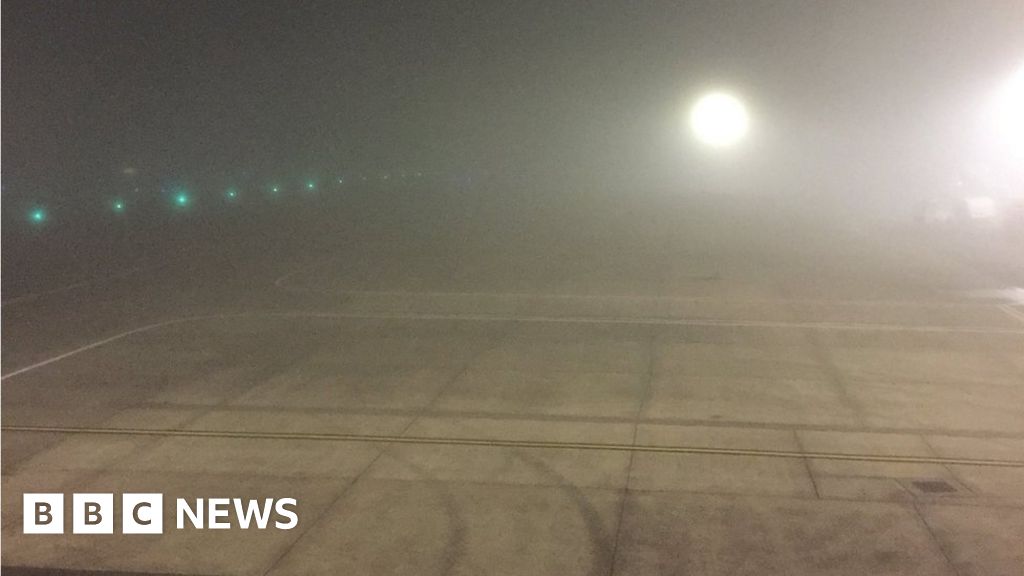 Fog grounds flights at Isle of Man airport - BBC News