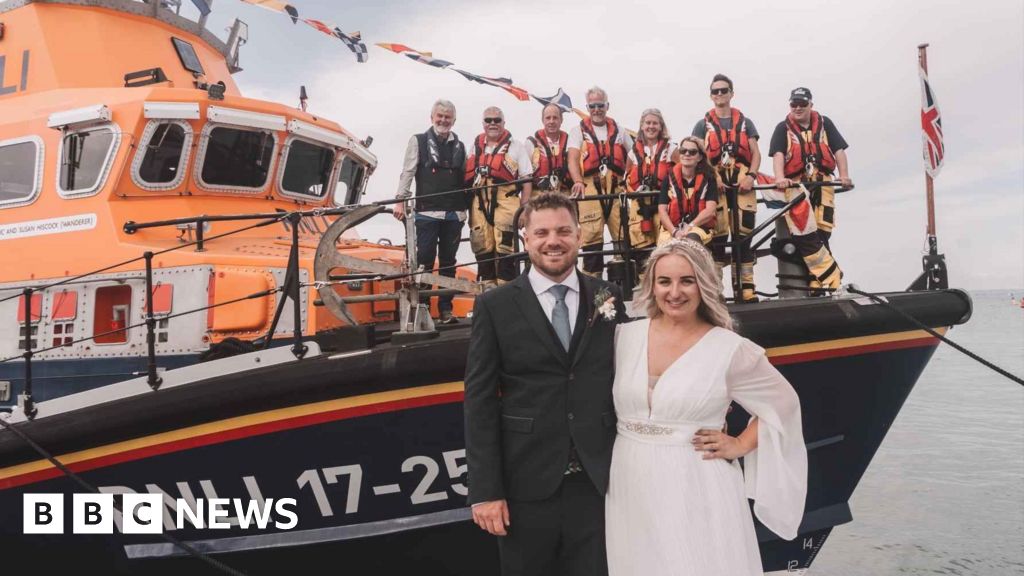 Yarmouth RNLI couple celebrate wedding day on lifeboat - BBC News