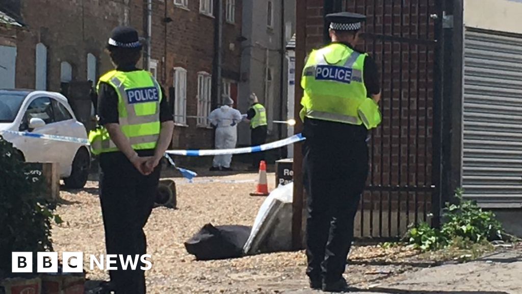 Dunstable murder: Two people arrested after woman's body found - BBC News