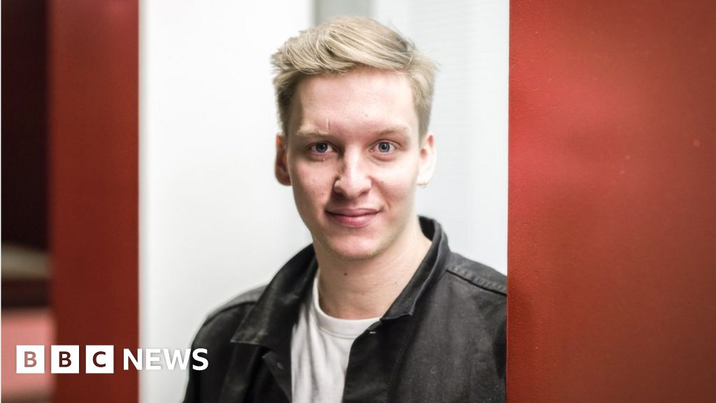 George Ezra opens up about OCD struggle - BBC News