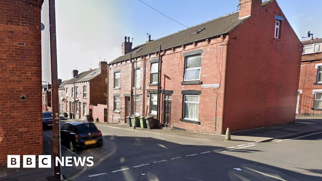 Leeds: Attempted murder arrest after gun fired at car - BBC News