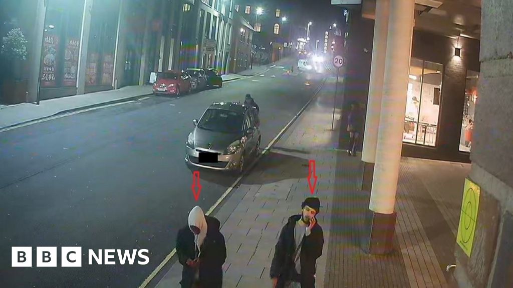 Sheffield: Police CCTV appeal after 17-year-old boy stabbed - BBC News