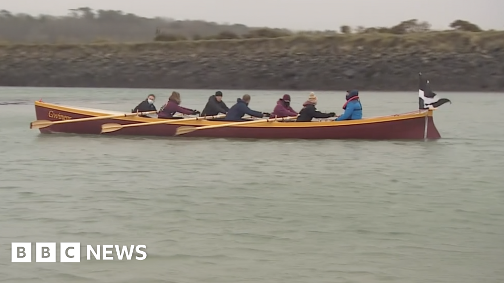 New gig boat launched in Cornwall - BBC News