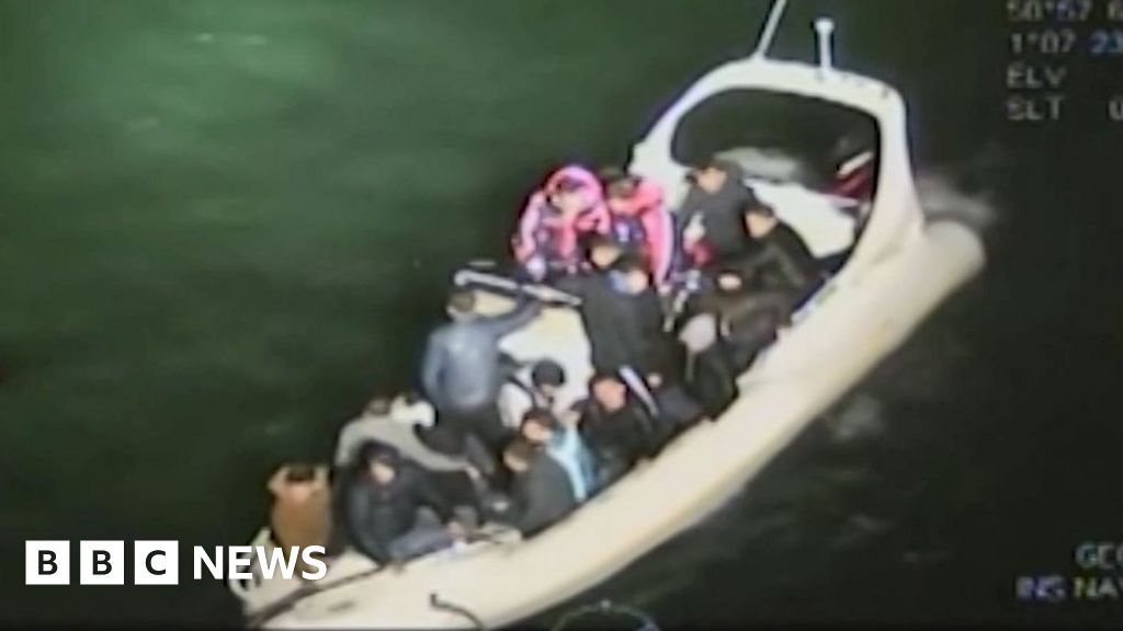 'Massive network' of European gangs smuggling migrants - BBC News