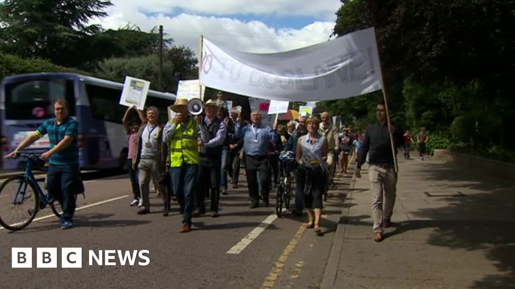 Hundreds march against Colchester road changes - BBC News