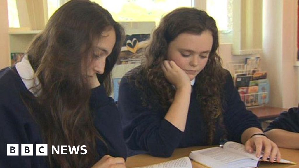 'Overcrowded' GCSE curriculum worry over new maths qualification - BBC News