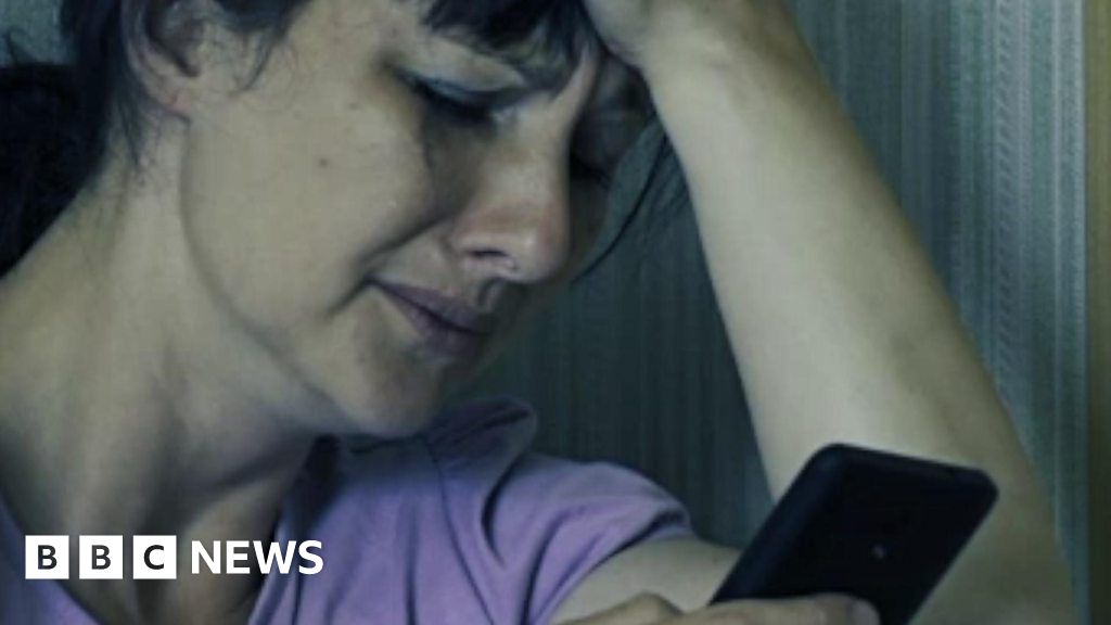 999 calls: How to contact police when you can't speak - BBC News