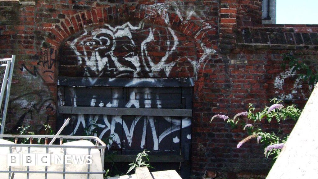Wolsey's Gate in Ipswich covered in graffiti - BBC News
