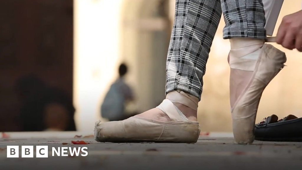 How I became a hijabi ballet dancer - BBC News