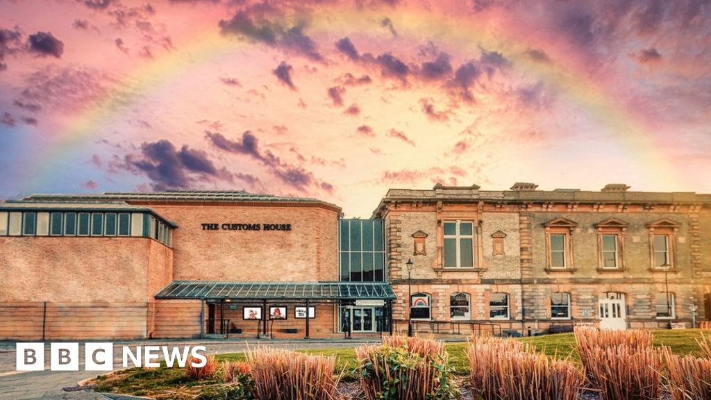 South Shields' Customs House welcomes £255,000 'lifeline' - BBC News