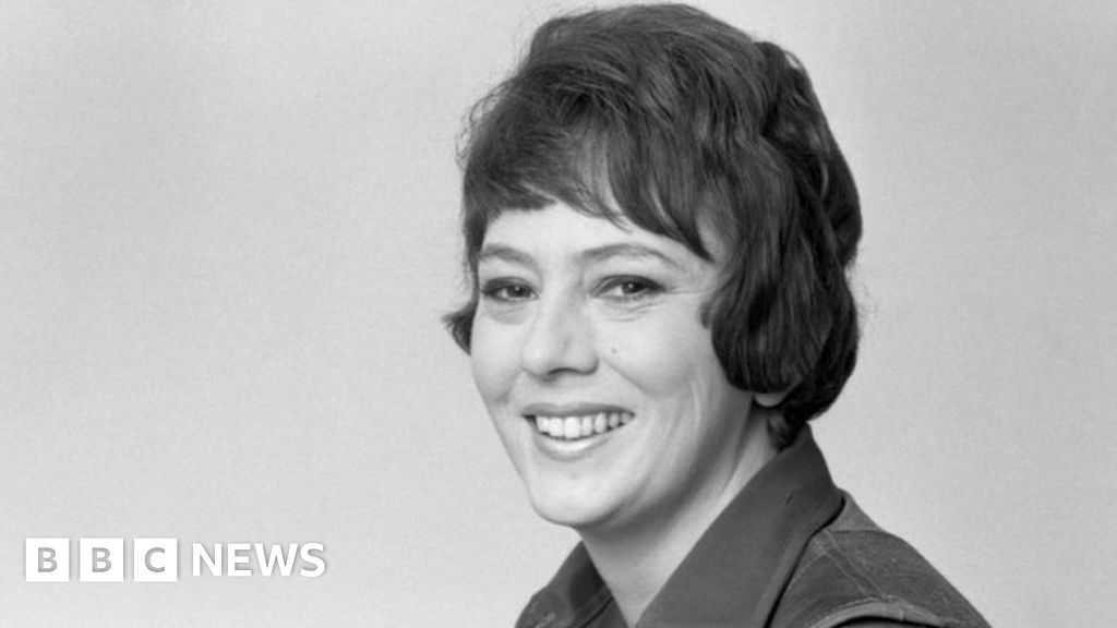 Mari Griffith: BBC broadcaster, musician and writer dies - BBC News