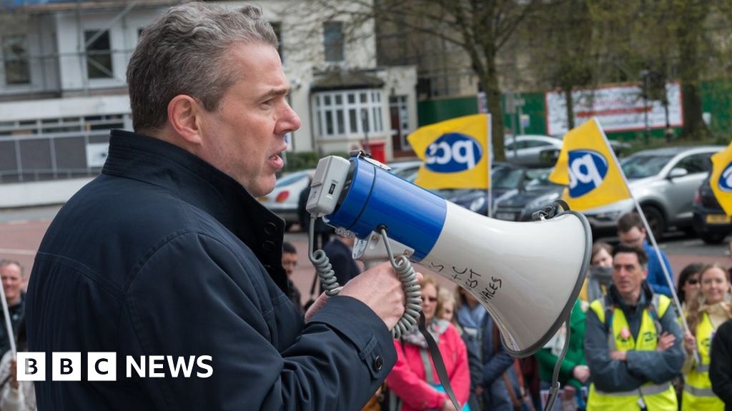 Union leader waits for new heart to save his life - BBC News