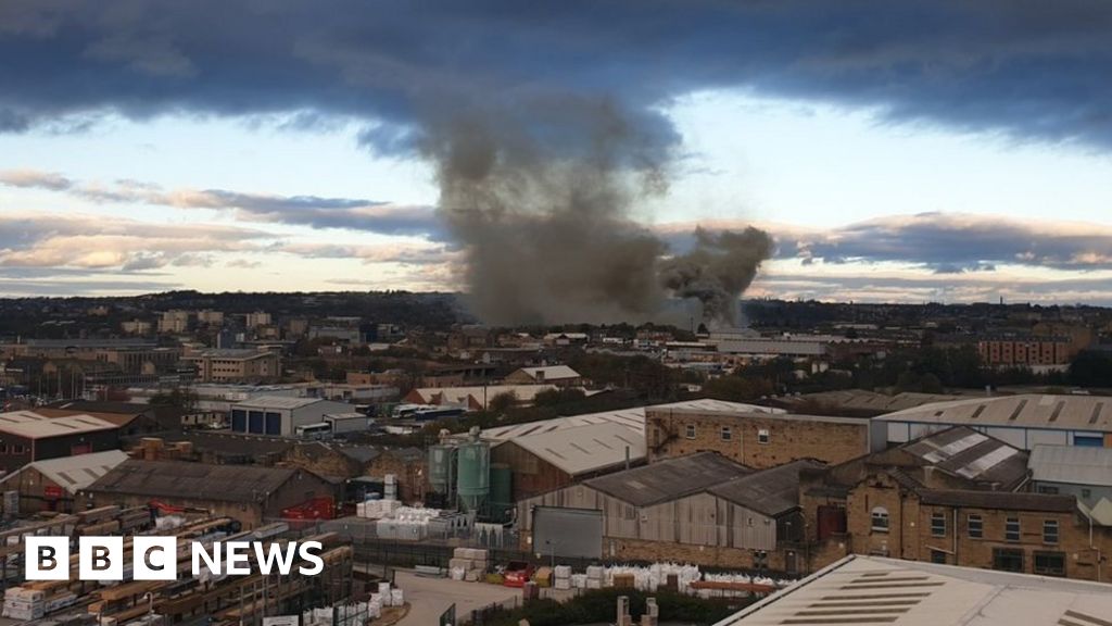 Sixty firefighters tackle blaze near Bradford city centre - BBC News