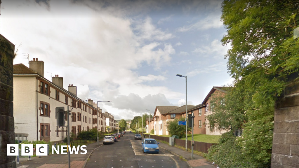 Man 'critical' after Paisley stabbing attack - BBC News