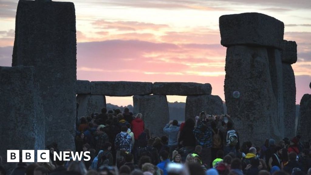 Thousands gathered to mark solstice - BBC News