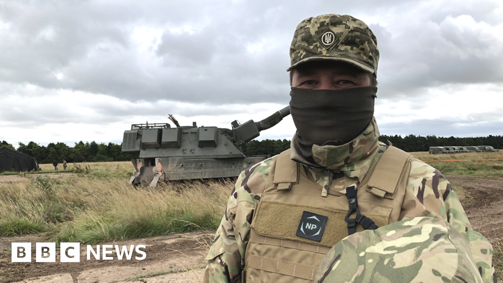 Ukrainians trained to become weapons instructors - BBC News