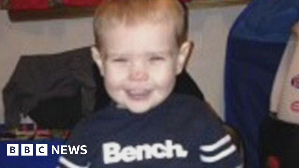 Liam Fee murder: The vulnerable toddler who 'fell off the radar' - BBC News