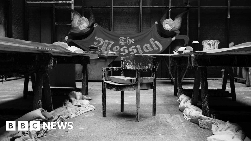 Birmingham Rep photos shine spotlight on backstage world - BBC News