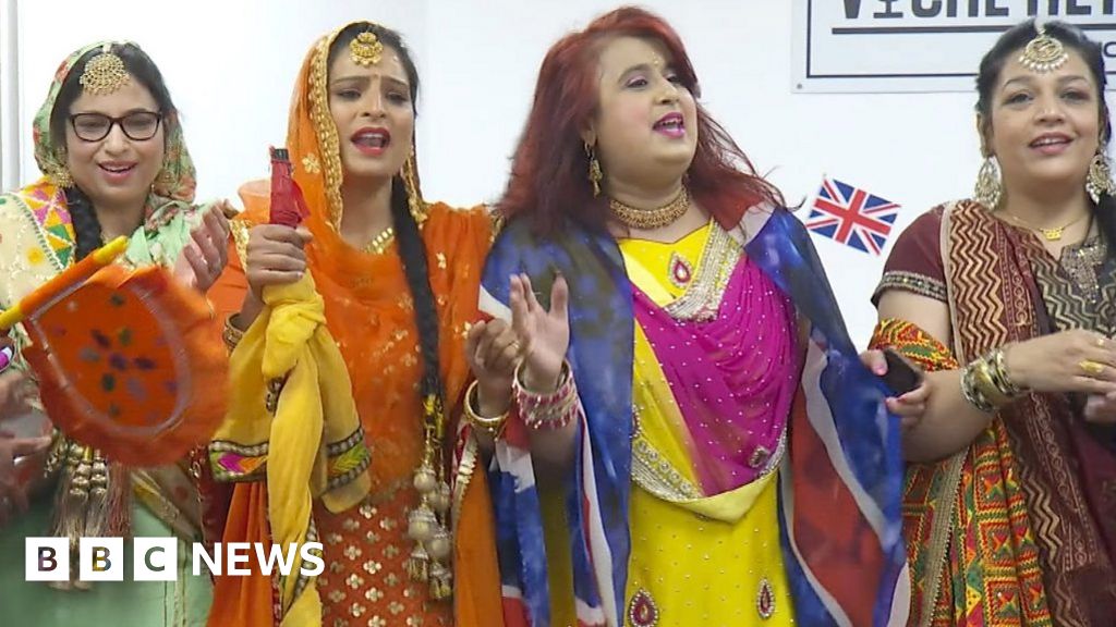 Reading women celebrate Coronation with song and dance - BBC News