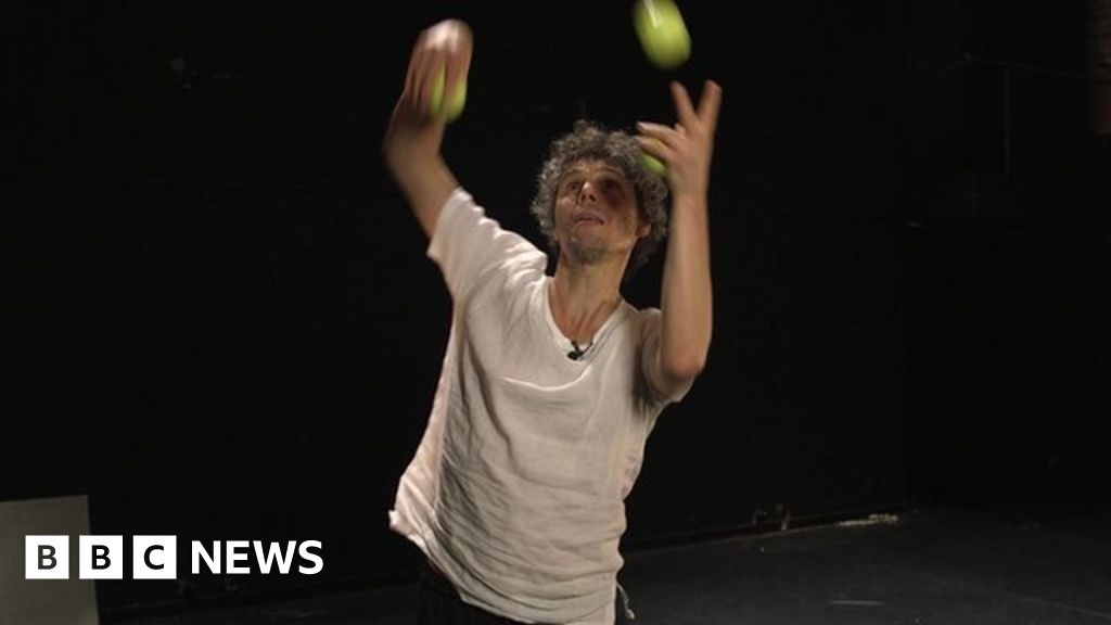 The man obsessed with juggling - BBC News