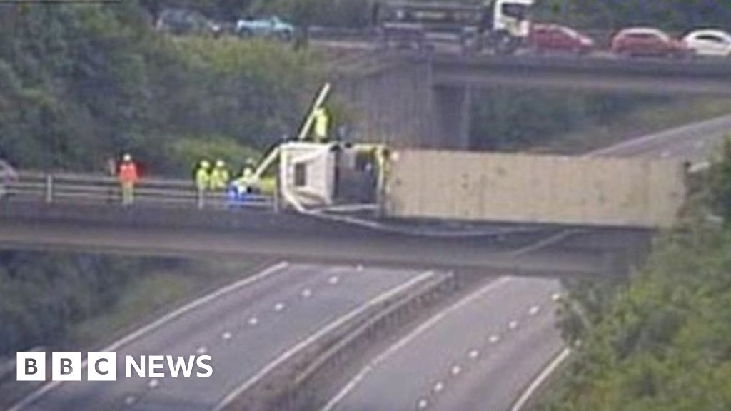 Ipswich A14: Lorry hangs over dual carriageway bridge - BBC News