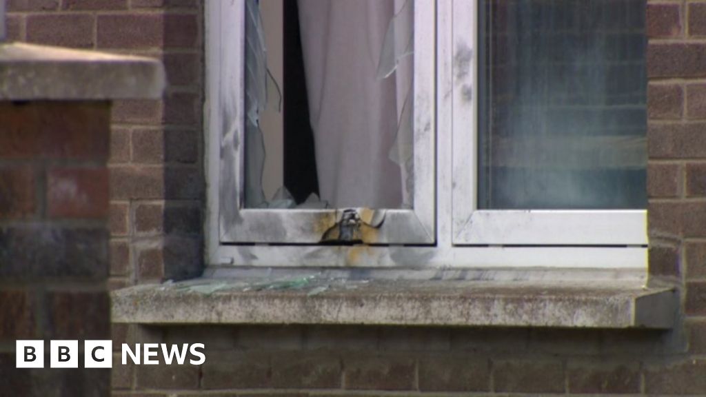 Londonderry: Woman describes escape from pipe bomb explosion - BBC News