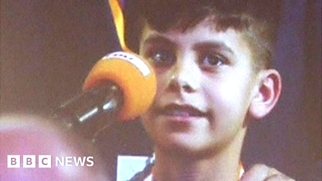 Afghan boy in Germany thanks Merkel during migrant debate - BBC News