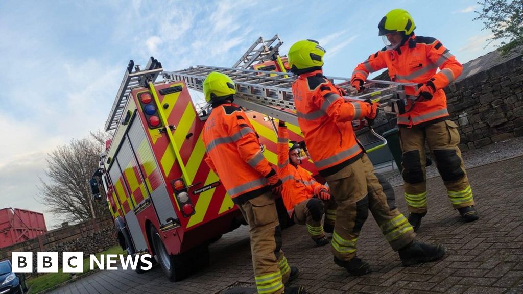 North Yorkshire fire service needs to double Craven staffing - BBC News