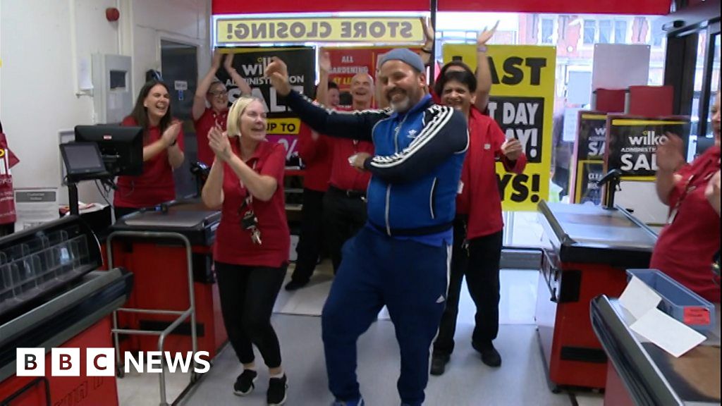 Leicester Wilko workers dance during final shift - BBC News
