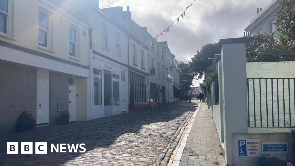 Guernsey, Alderney and Sark government seek stronger links - BBC News