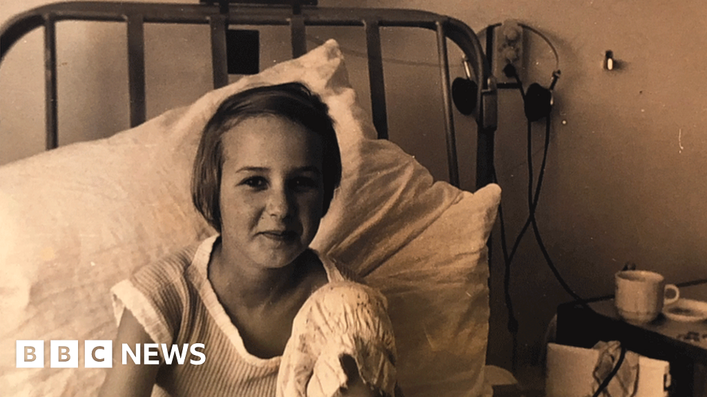 Patient Susan Payne bids to track down Sully heart op surgeon - BBC News