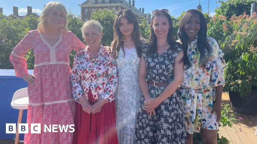 Gobowen hospital set for therapeutic garden makeover - BBC News