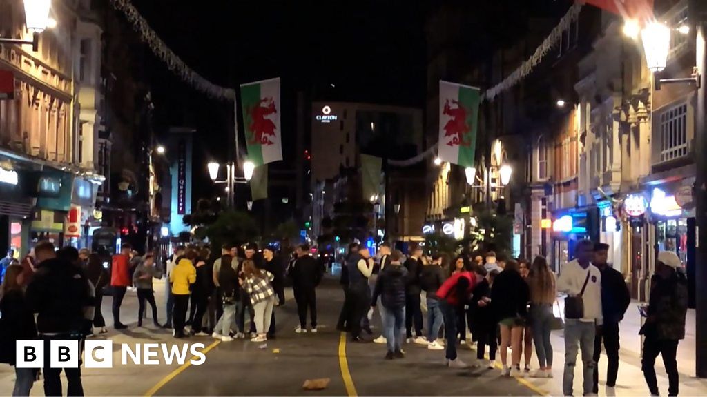 Firebreak lockdown: Crowds head for one last party in Cardiff - BBC News