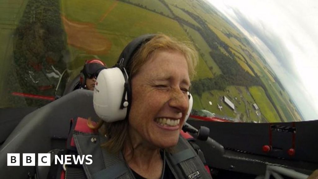Aerial loop-the-loop with the Royal Jordanian Falcons - BBC News