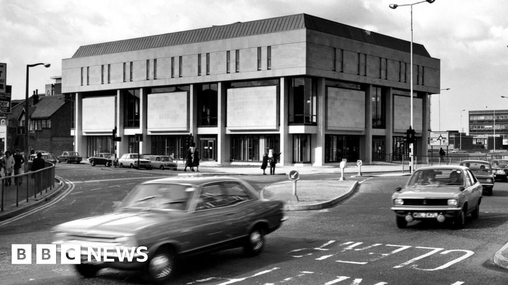 Slough library lends its last book before move - BBC News
