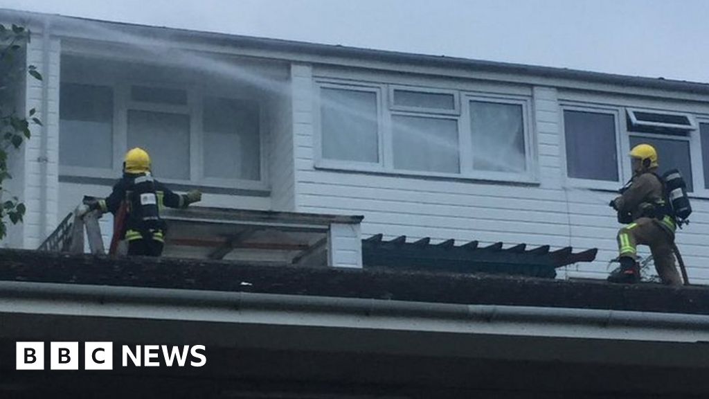 Firefighters rescue boy, 8, from Basingstoke blaze - BBC News