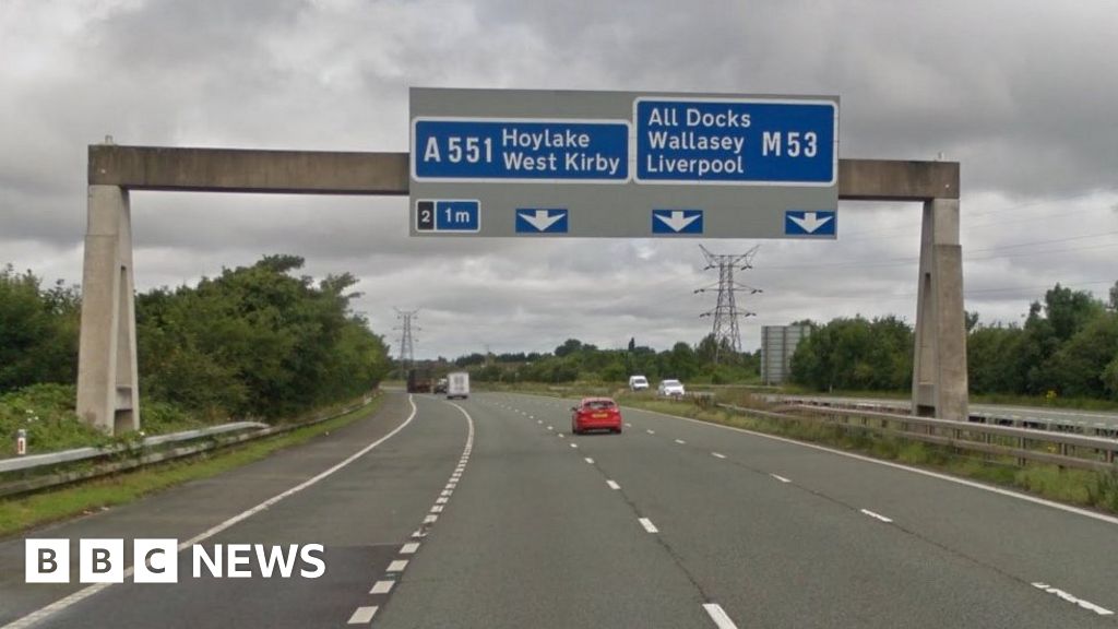 Body found on M53 motorway reservation - BBC News