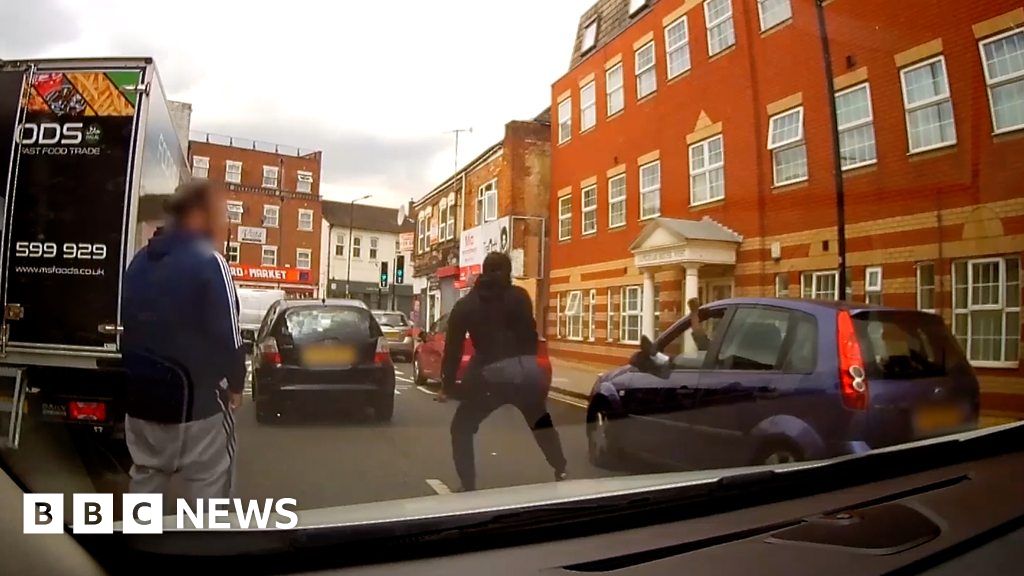 Luton gang member jailed for knife attack - BBC News