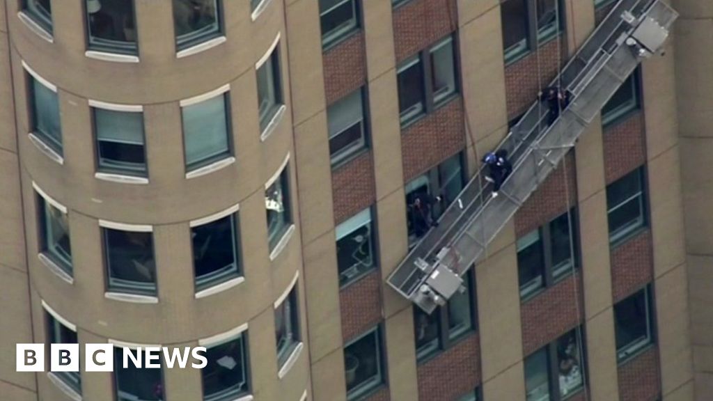 Window cleaners rescued after their scaffolding broke - BBC News