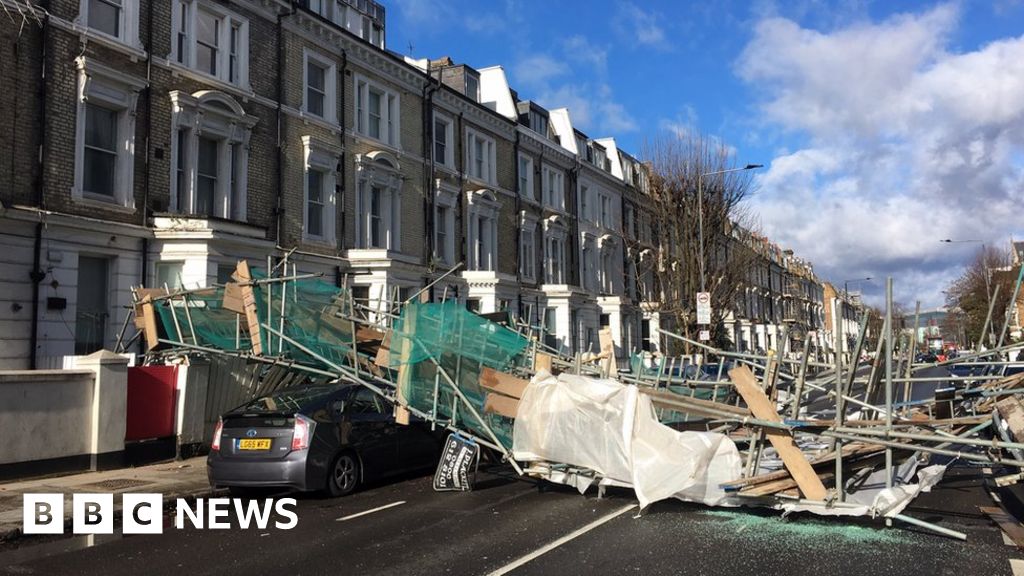 Strong winds: Scaffolding collapses and Dartford bridge closed - BBC News