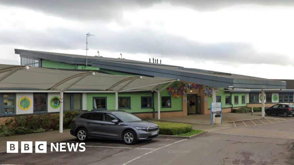 Swindon school children sent home after reports of fumes - BBC News