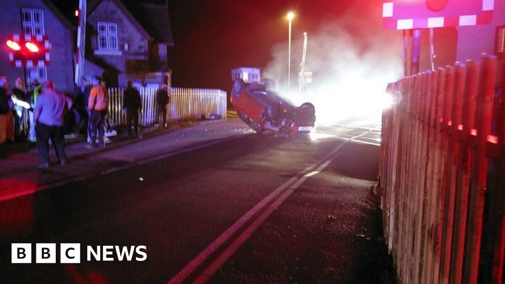 Overturned car at Onibury level crossing delays trains - BBC News